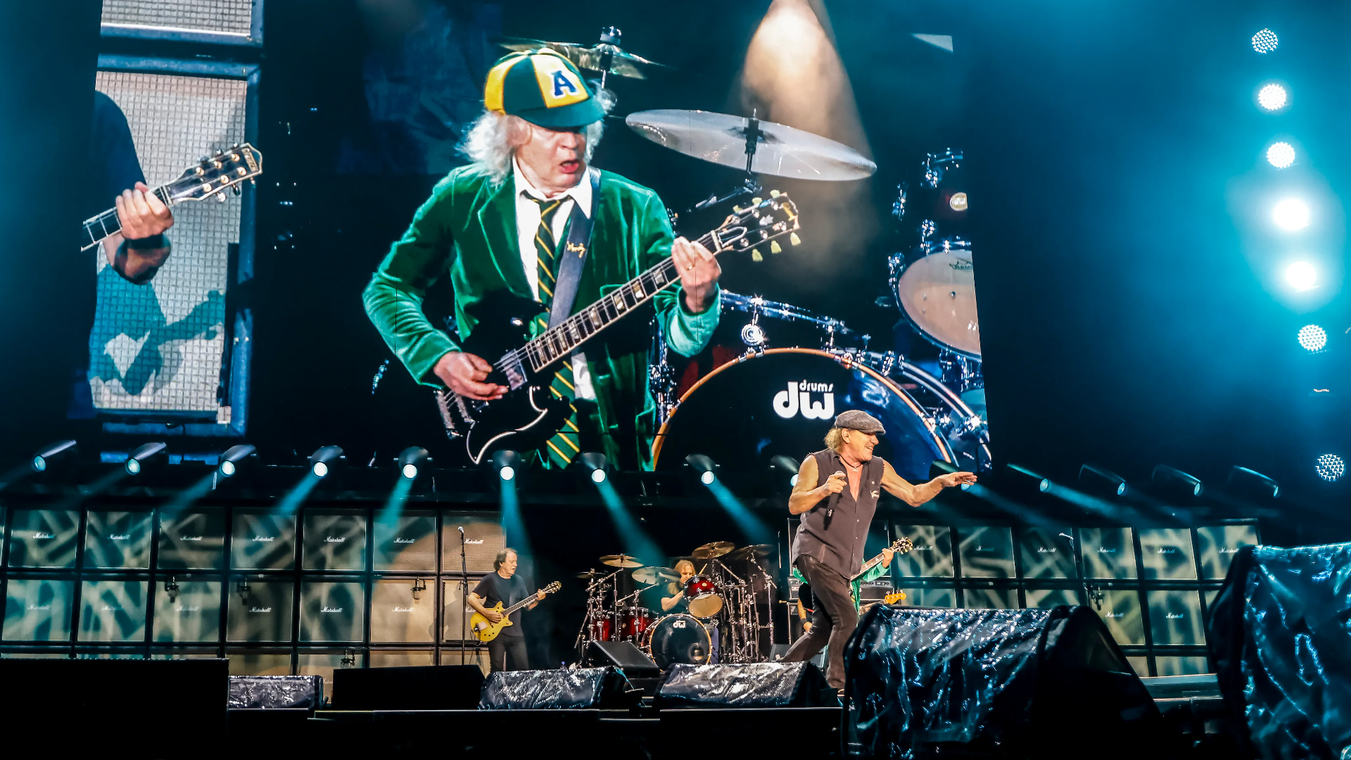 AC/DC desafia décadas de traumas e glórias com show de sangue, suor e ...