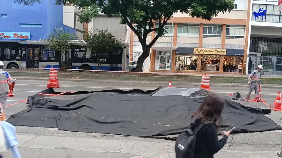 Equipes tratam cratera aberta após explosão na Rua da Consolação ...