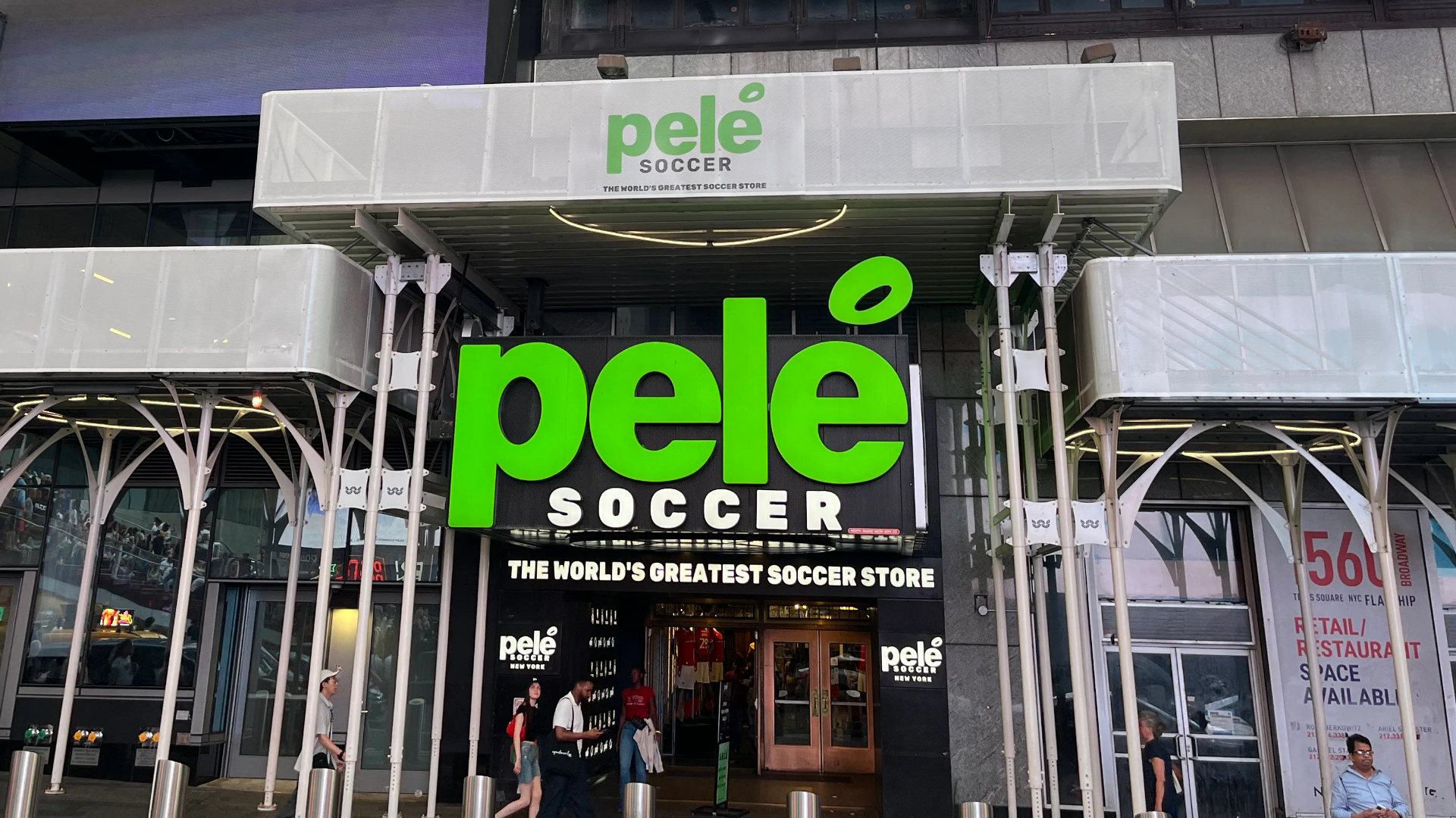 Pelé Soccer na Times Square tem camisa do Palmeiras por R$ 10 mil e ...